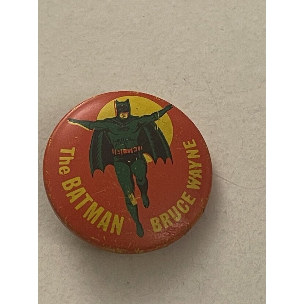 Vintage The Batman Bruce Wayne Red Pin Button Pb28l - Gem